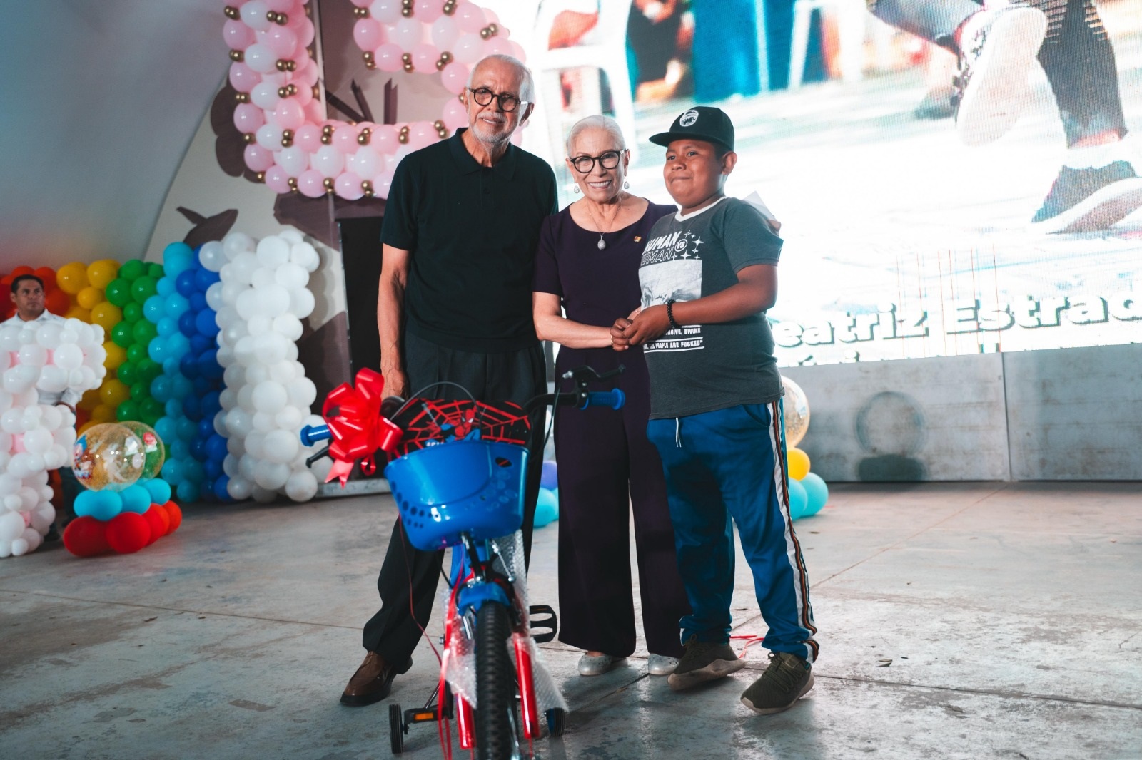 Miguel Ángel Navarro y Beatriz Estrada celebran a las niñas y niños con ...